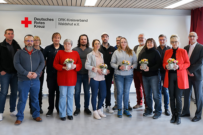 400 Dienstjahre in einem Raum – DRK Waldshut feiert Dienstjubiläen ...